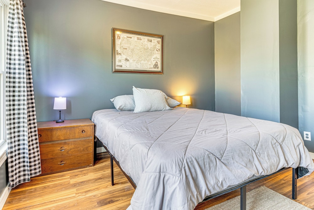 The Junction: Victorian Home In Quaint Fortville! - Pendleton, IN