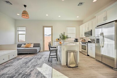 Phoenix Casita: 2 Mi to State Farm Stadium!