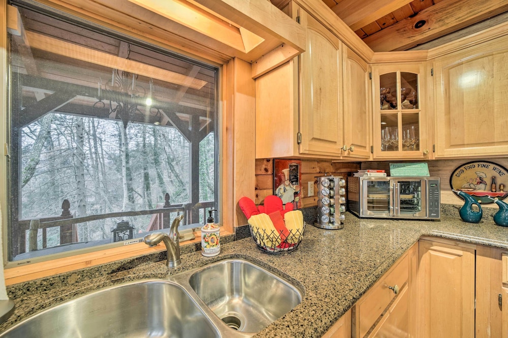 Walk To Golfing: Grand Maggie Valley Cabin! - Maggie Valley, NC