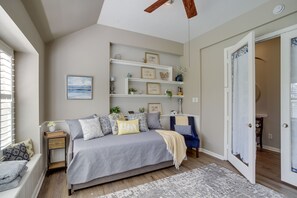 4 quartos, ferros/tábuas de passar roupa, berços grátis, roupa de cama