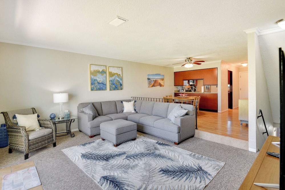 Florida Getaway - Balconies, Grill & Near Beaches! - Daytona Beach Shores, FL