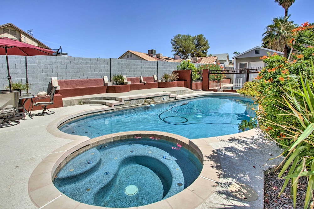 Glendale Oasis W/ Saltwater Pool & Hot Tub! -
