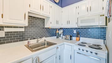 Apartamento (1 Bedroom) | Cozinha privada | Um micro-ondas, um forno, uma placa de cozinha, liquidificador