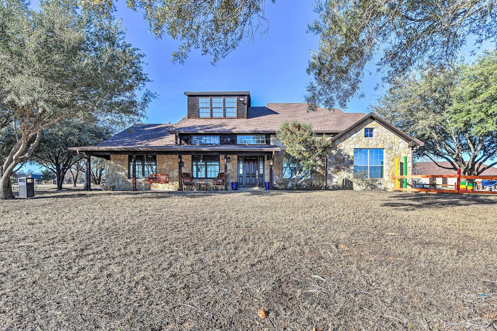 Private Pool: Spacious & Vibrant Argyle Villa! - Denton, TX