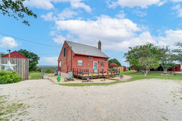 Pet-friendly Fredericksburg Cabin W/ Hot Tub! - Comfort, TX