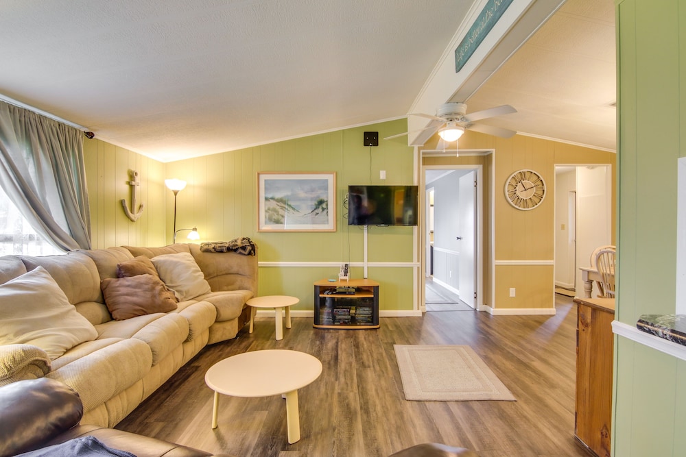 Beachy Lewes Home W/ Outdoor Shower & Fire Pit! - Delaware