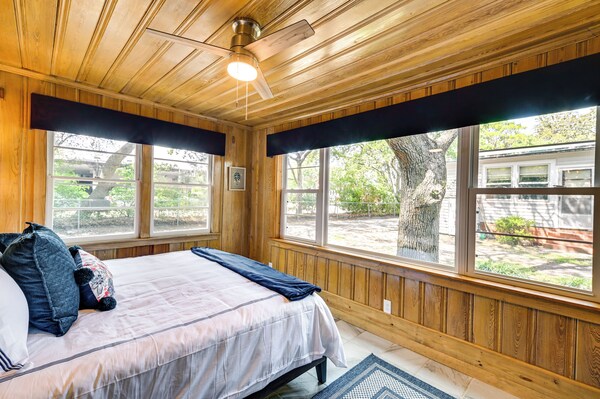 Chic Historic Myrtle Beach Cottage: Steps To Beach - Myrtle Beach, SC