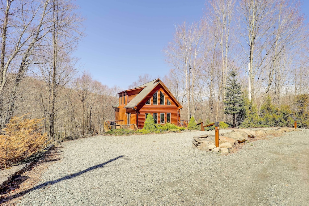 Deck + Scenic Views: Beech Mountain Cabin - Banner Elk, NC