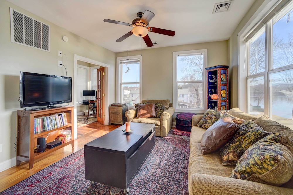 Canalfront Waterford Apartment On Hudson River - Troy, NY