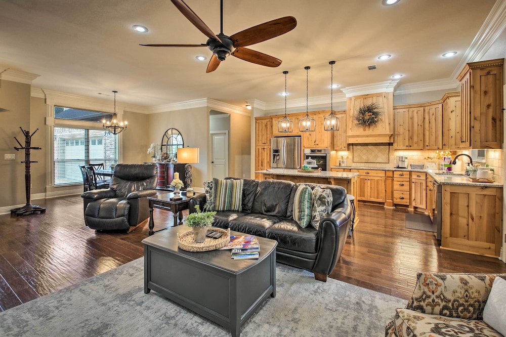 Spacious Golf Course Getaway In Hot Springs! - Hot Springs Village, AR