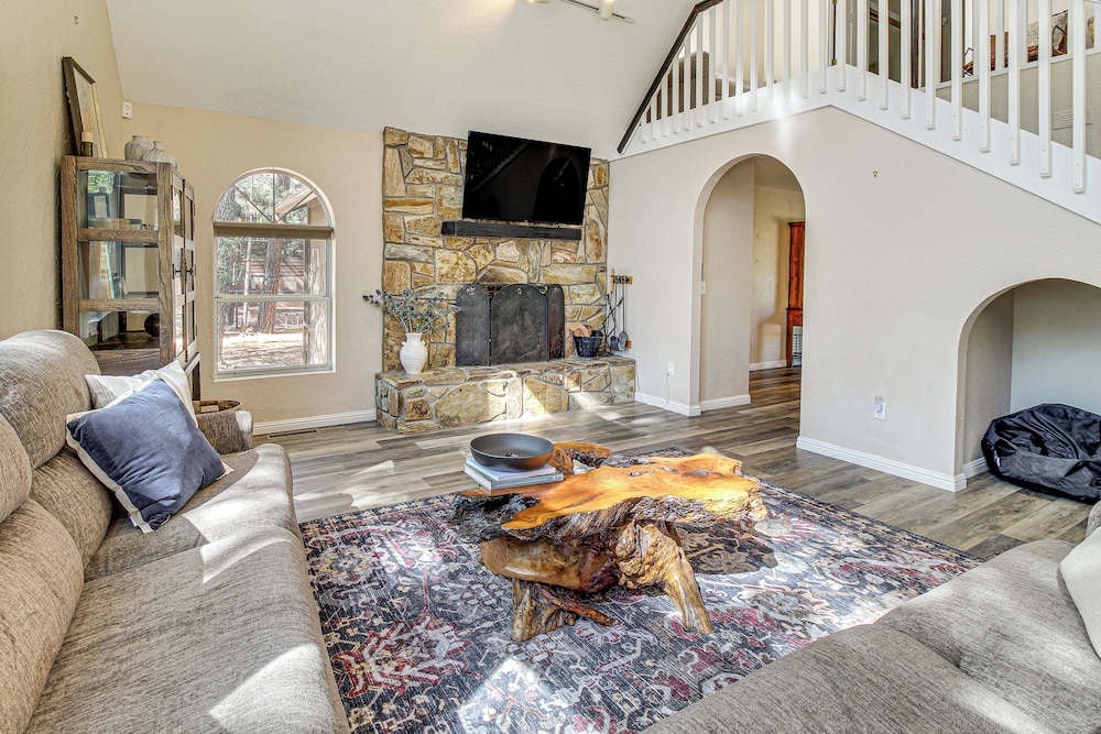 Deck + Game Room: Lakeside 'Blue Jay Chalet' Cabin - Pinetop-Lakeside, AZ