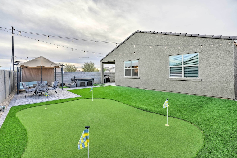 New-build Glendale Home W/ Hot Tub + Putting Green - Avondale, AZ