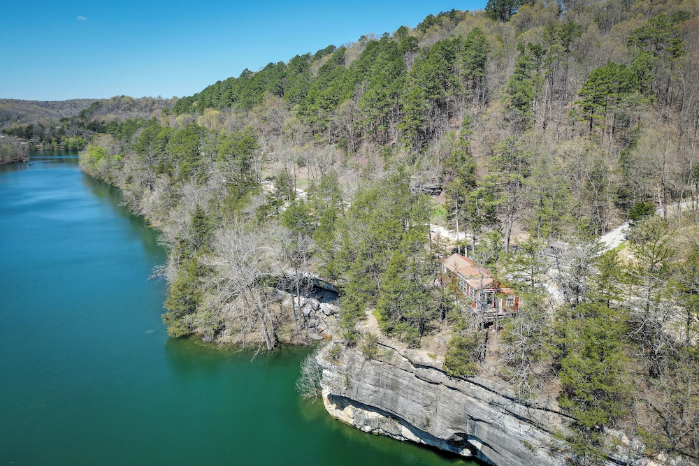 Cliffside Eureka Springs Cabin W/ Beaver Lake View - Withrow Springs State Park, Huntsville