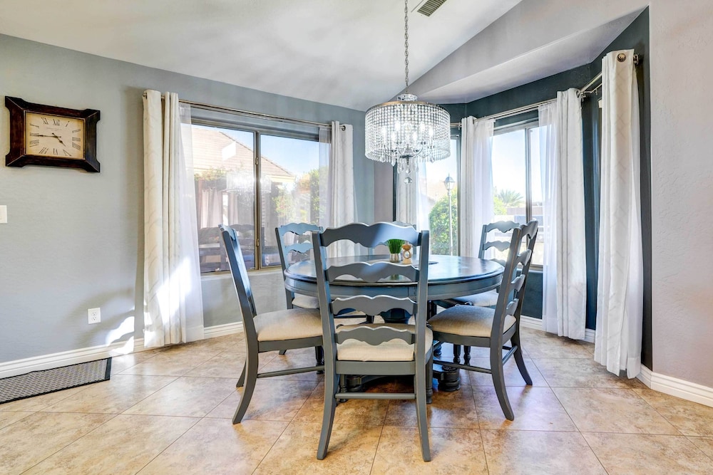 Spacious Arizona Getaway W/ Pool, Pets Welcome! - Glendale, AZ