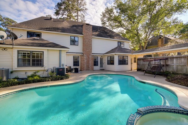 Roomy Houston Rental W/ Home Office & Private Pool - Houston, TX