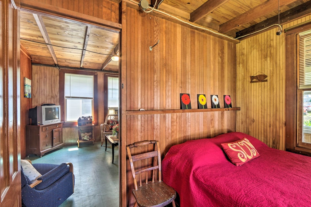 'Grandma's Cottage' W/ Sunroom: Walk To Beach - Old Saybrook, CT