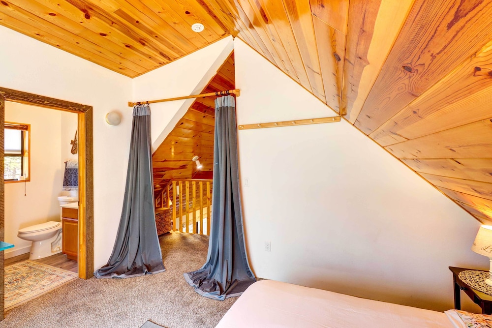 Near Hiking: Cabin W/ Hot Tub In Lakeside! - Pinetop-Lakeside, AZ