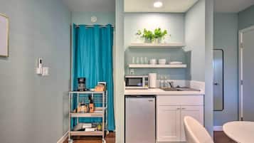 Apartamento (0 Bedroom) | Cozinha privada | Um micro-ondas, utensílios de cozinha, Rolo de cozinha