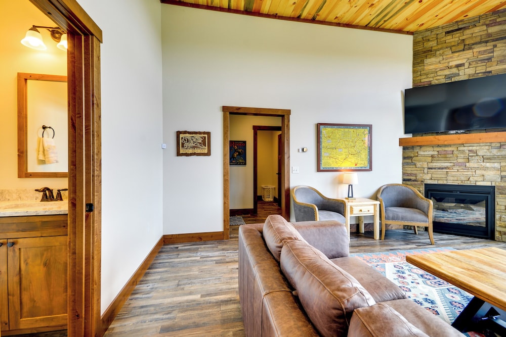 Sleek Red Lodge Home Rental W/ Private Hot Tub! - Montana