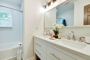 Casa (3 Bedrooms) | Casa de banho | Uma banheira 