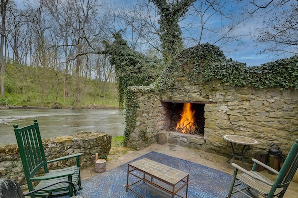 Historic Waterfront Retreat W/ Grill In Hagerstown - Hagerstown, MD