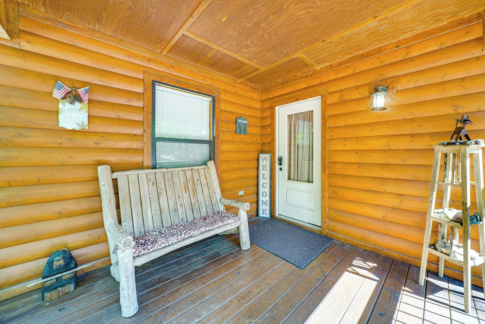 Broken Bow Rental Cabin W/ Hot Tub & Bar - Broken Bow, OK