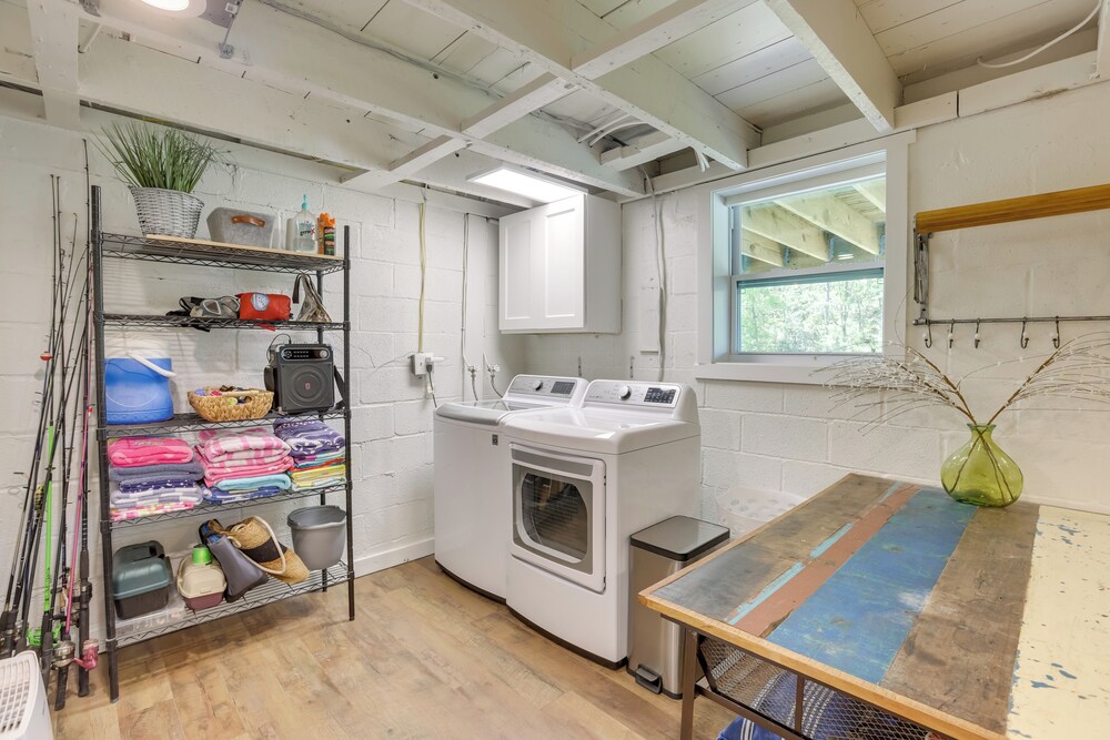 Private Hot Tub: Stunning Logan Martin Lake Home - Splash Pad, Pell City