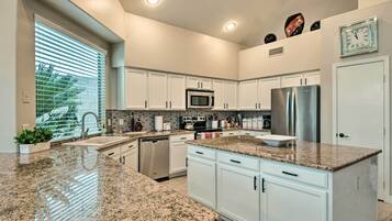 Casa (5 Bedrooms) | Cozinha privada | Micro-ondas, fogão, cooktop, lava-louças