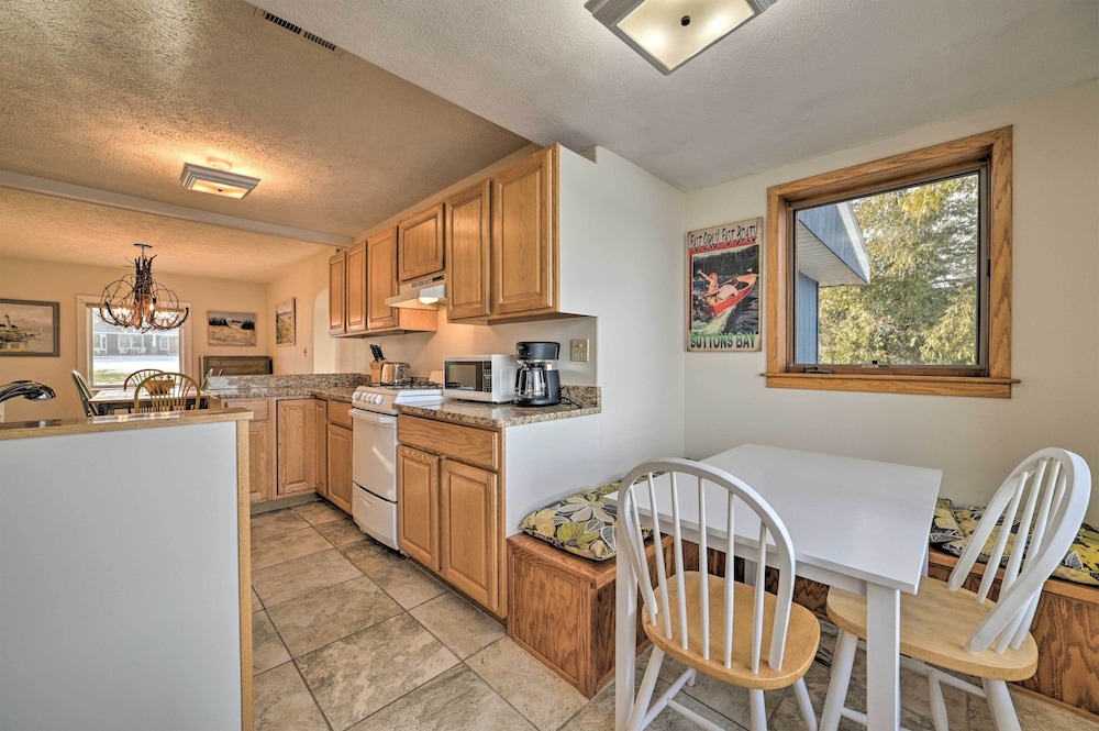 Waterfront Suttons Bay Cottage W/ Fire Pit! - Suttons Bay, MI