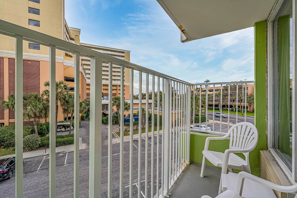 Balcony & Resort Amenities At Myrtle Beach Condo! - Myrtle Beach, SC