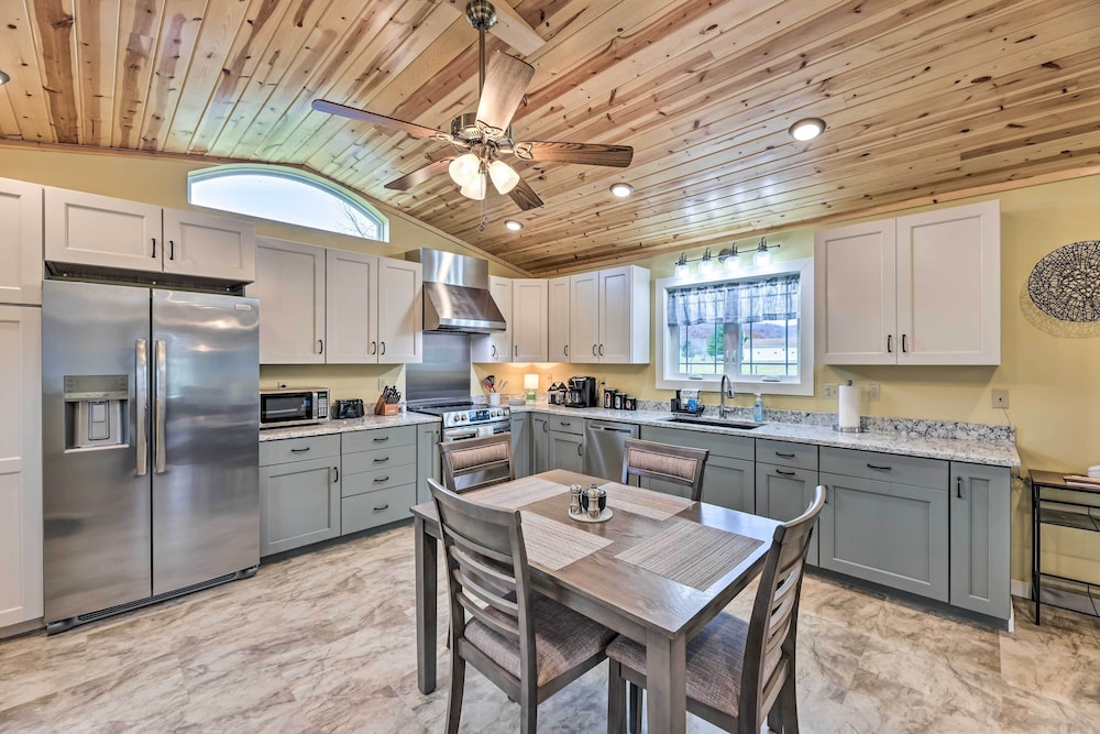 Modern Marlinton Home W/ Hot Tub & Mtn Views! - Hillsboro, WV