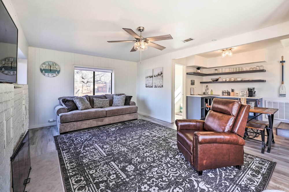 Dock & Pool Access: Lakefront Grove Home! - Grove