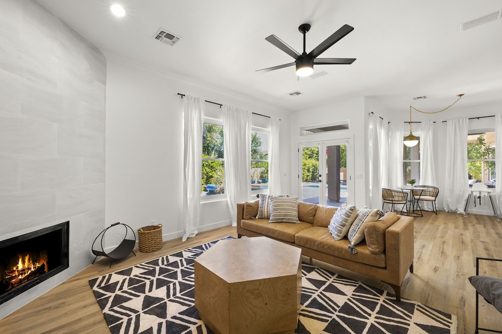 Pool Table, Putting Green: Luxury Oasis In Mesa - Scottsdale, AZ