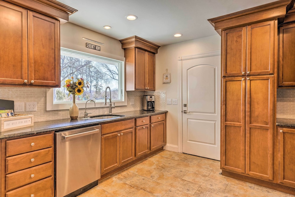 Mattituck Home W/ Fireplaces - Near Wineries - Long Island, NY