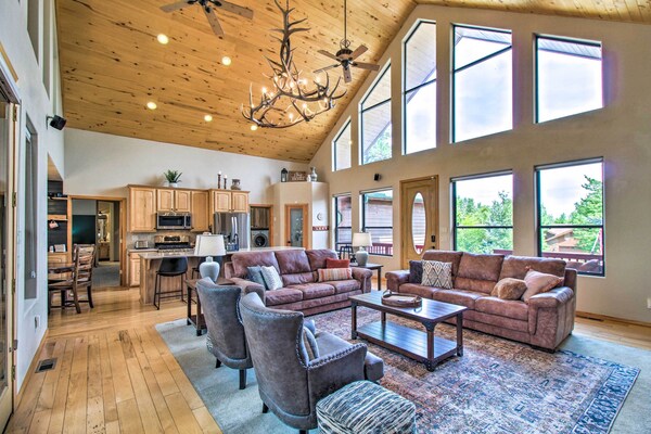 Hot Tub & Game Room: All-season Pinetop Cabin - Pinetop-Lakeside, AZ