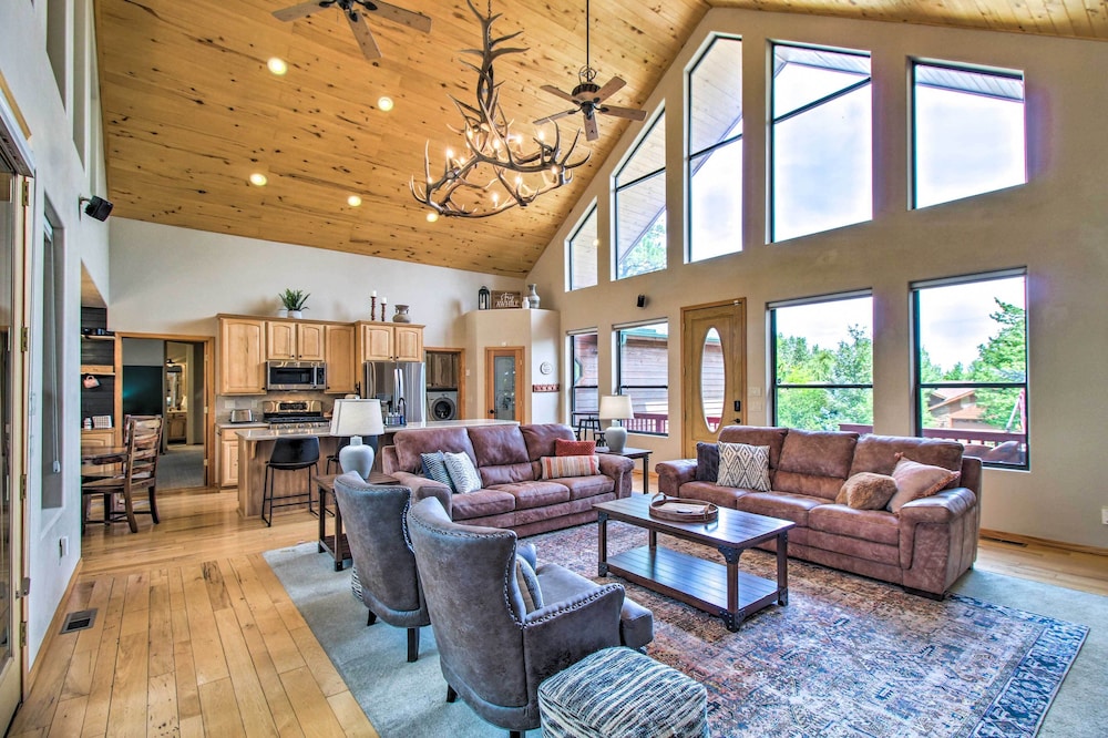 Hot Tub & Game Room: All-season Pinetop Cabin - Pinetop-Lakeside, AZ