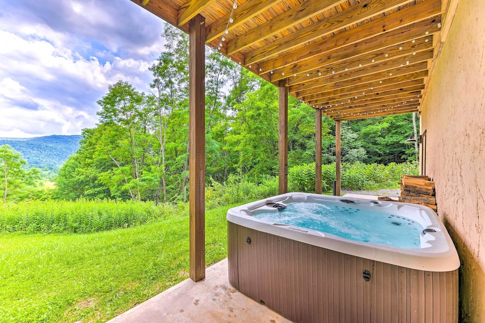 Slaty Fork Escape W/ Mountain View + Hot Tub! - West Virginia