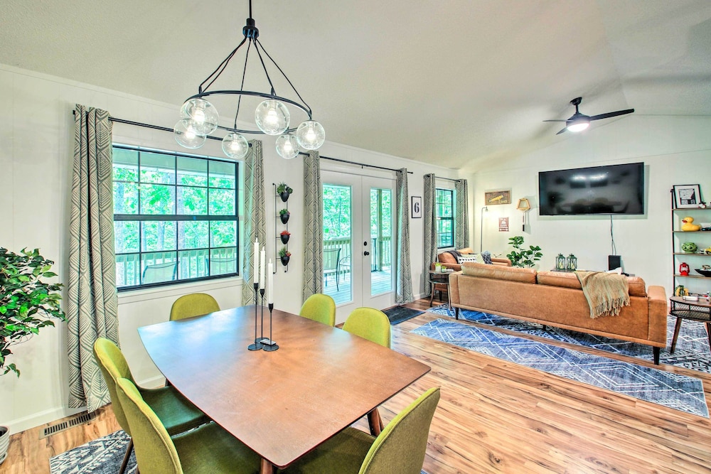 Deck & Resort Amenities: Hot Springs Home! - Arkansas