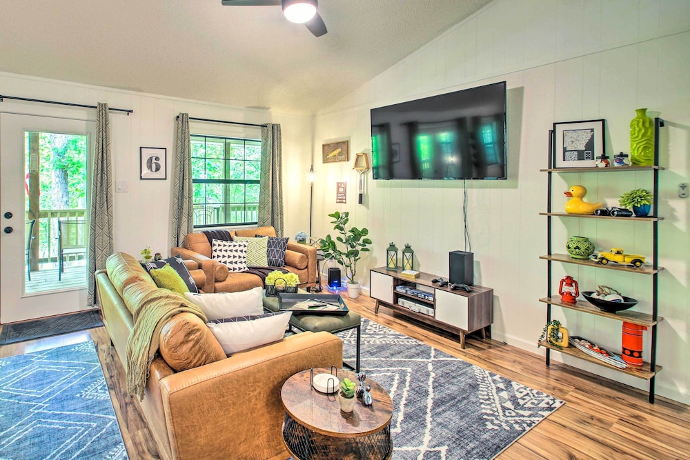 Deck & Resort Amenities: Hot Springs Home! - Arkansas