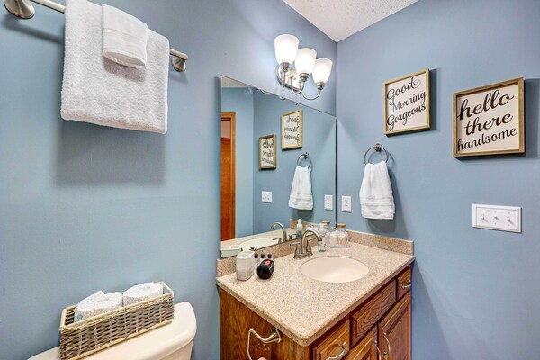 Holiday Island Vacation Rental W/ 2 Balconies - Promised Land Zoo, Eagle Rock