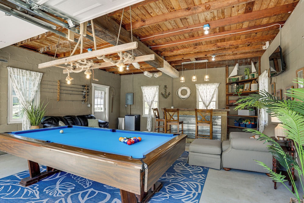 Hot Tub & Lake Access At Poconos Getaway! - Lake Wallenpaupack, PA