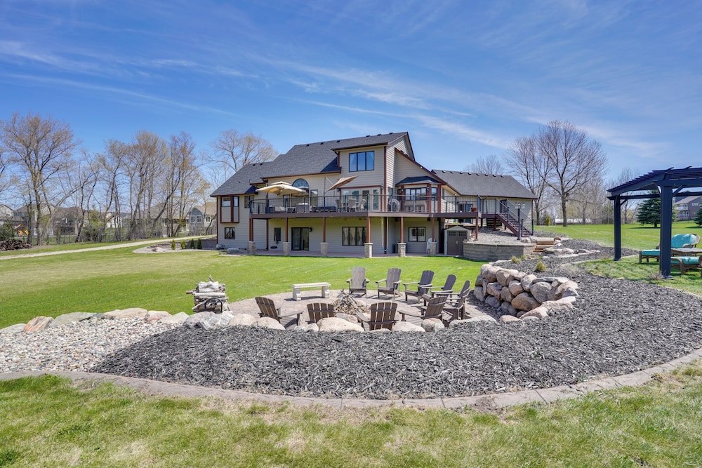 Expansive Retreat On 5 Acres In Shakopee! - Eden Prairie, MN