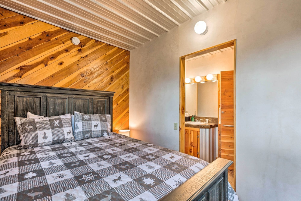 Angel Fire Cabin W/ Deck ~ 2 Mi To Ski & Hiking! - Angel Fire, NM