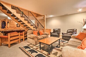 Televisor, lareira, consola de videojogos, livros 