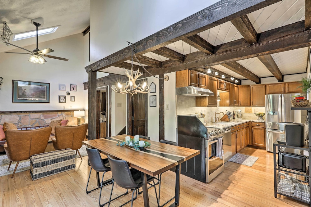 Woodsy Flagstaff Hideaway W/ Deck + Sunroom! - Flagstaff, AZ