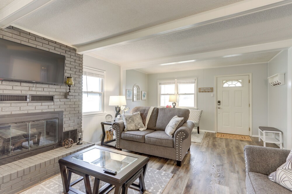 Walkable & Updated Nevada Home: Family Friendly! - Nevada