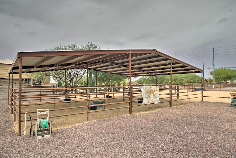 Phoenix 'Kick Back Corral' W/ Outdoor Oasis! - Phoenix, AZ
