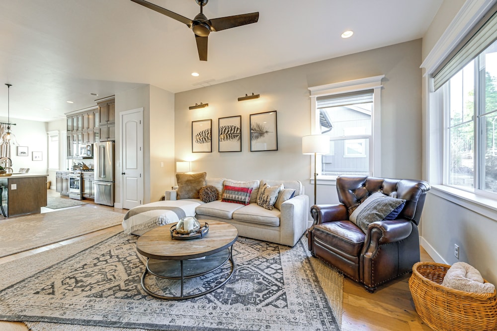 Chic & Modern Flagstaff Home W/ Hot Tub + Fire Pit - Flagstaff, AZ