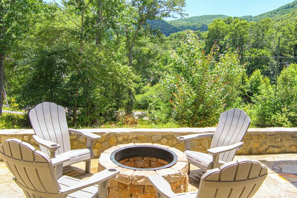 Comfy Asheville Vacation Rental W/ Hot Tub! - Asheville, NC