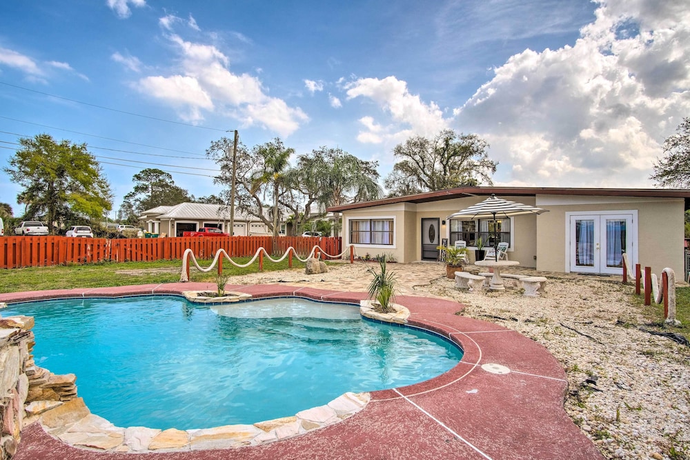 翠薇墨尔本小屋配有甲板 - 距海滩5英里! - 墨爾本